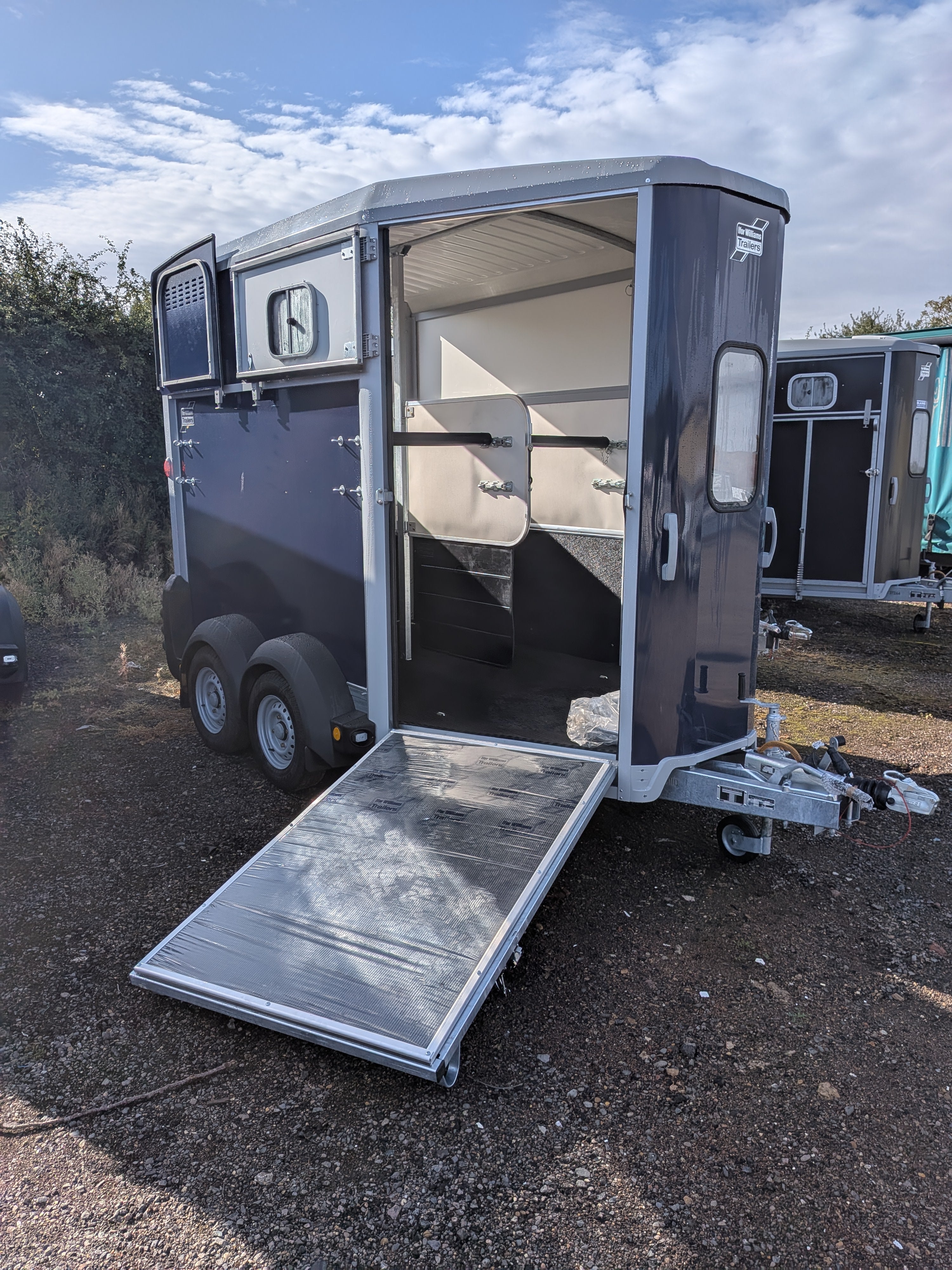 Ifor Williams HB506 Horse Trailer (Blue) – Blains Trailers & Tyres